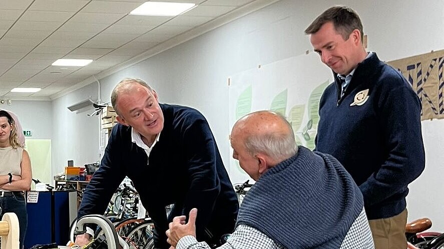 Sir Ed Davey drops in to visit Bicester repair shop with Calum Miller ...
